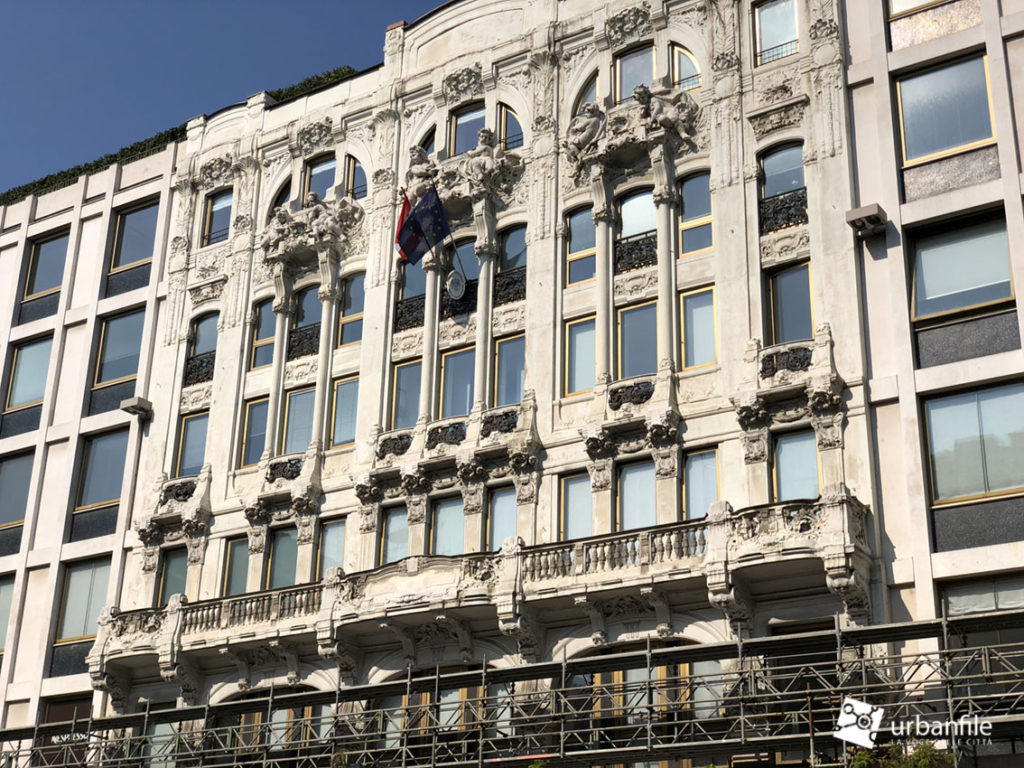 Milano | San Babila - Al via il restauro della facciata del palazzo ...