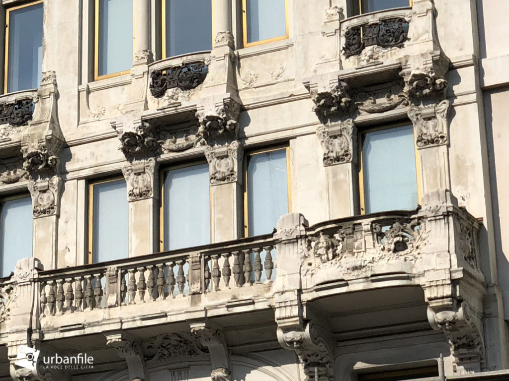 Milano | San Babila - Al via il restauro della facciata del palazzo ...