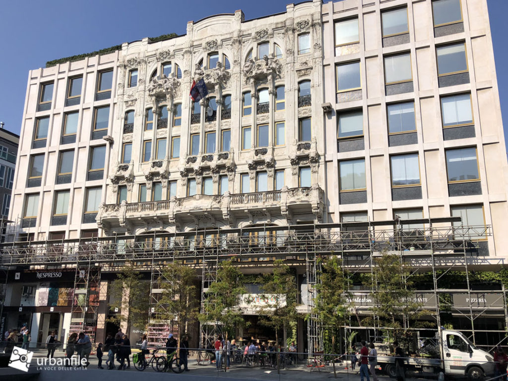 Milano | San Babila - Al via il restauro della facciata del palazzo ...