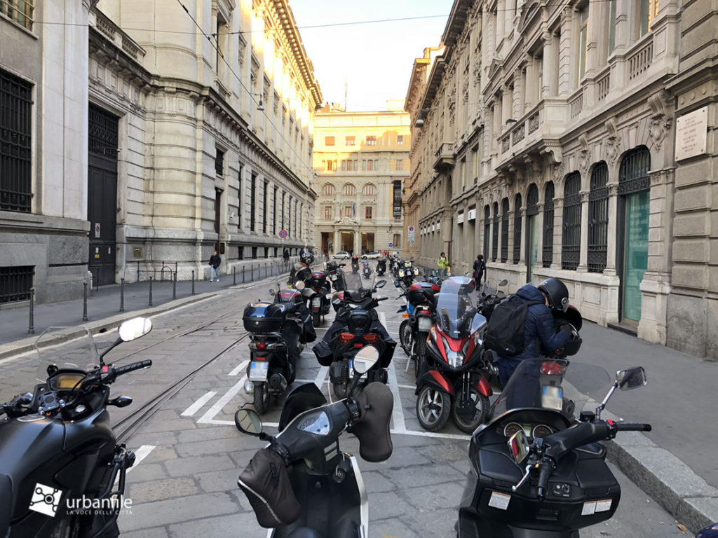 Milano | Cordusio - Il parcheggio dei motocicli in via Armorari - Urbanfile