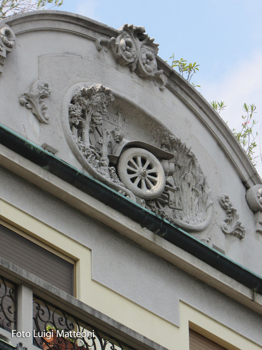 Milano | Sempione - L'auto d'epoca nel fregio liberty - Urbanfile