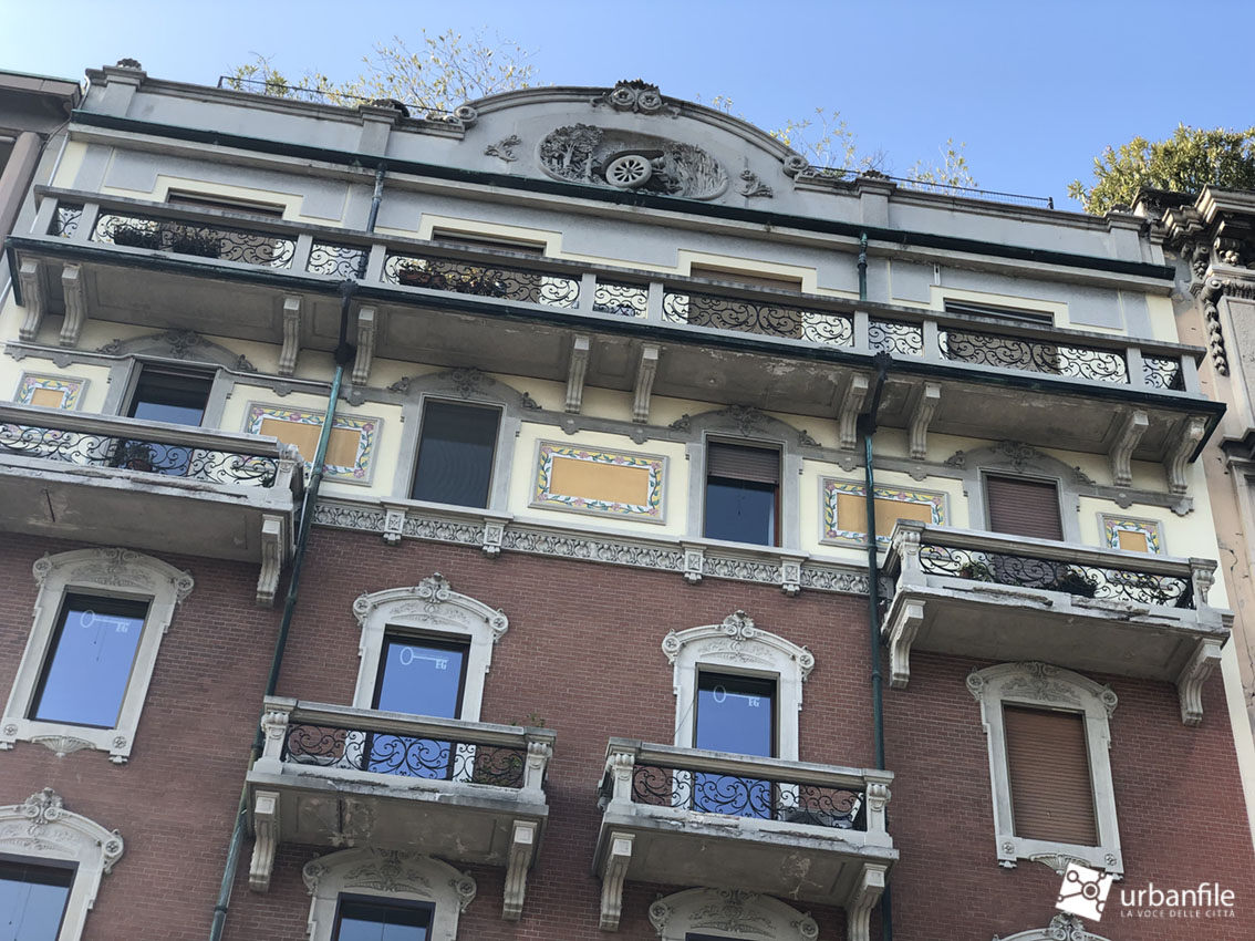 Milano | Sempione - L'auto d'epoca nel fregio liberty - Urbanfile