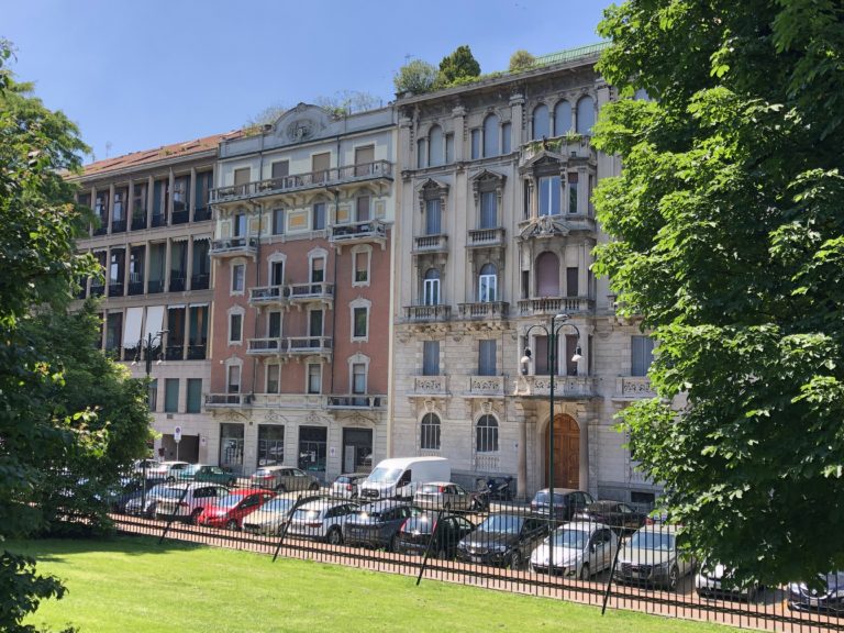 Milano | Sempione - L'auto d'epoca nel fregio liberty - Urbanfile