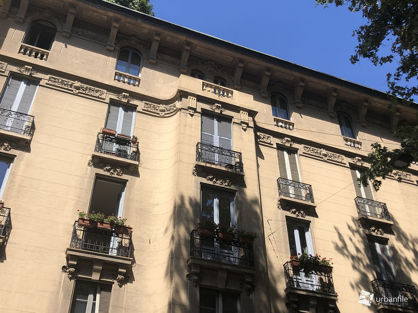 Milano | Porta Vittoria - L'eleganza parigina di Casa Ballerio di viale ...