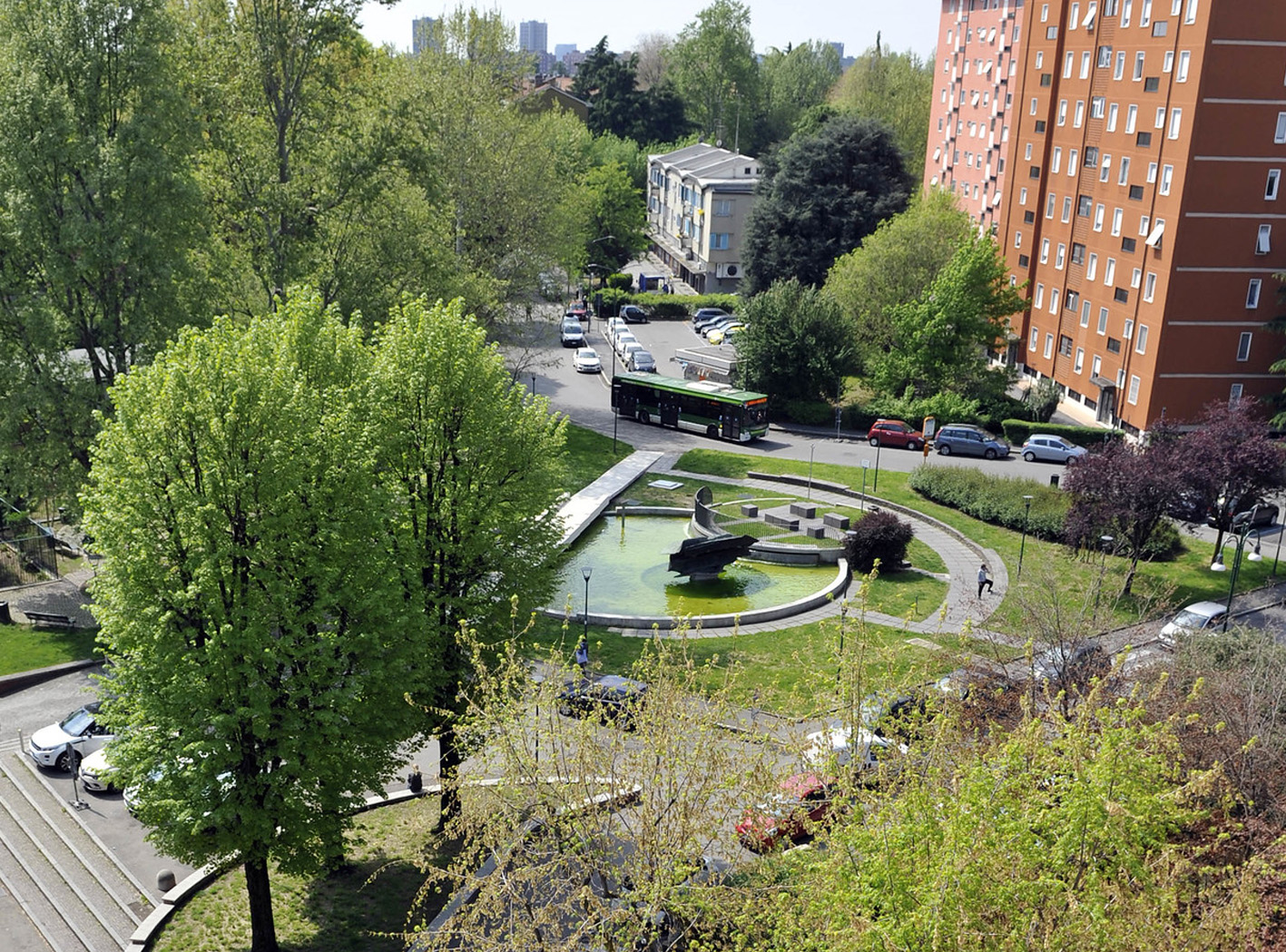 Milano | Comasina – Piazza Gasparri dopo 3 anni di urbanistica tattica ...