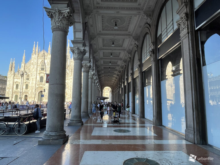 Milano | Centro Storico - I portici meridionali di piazza del Duomo ...
