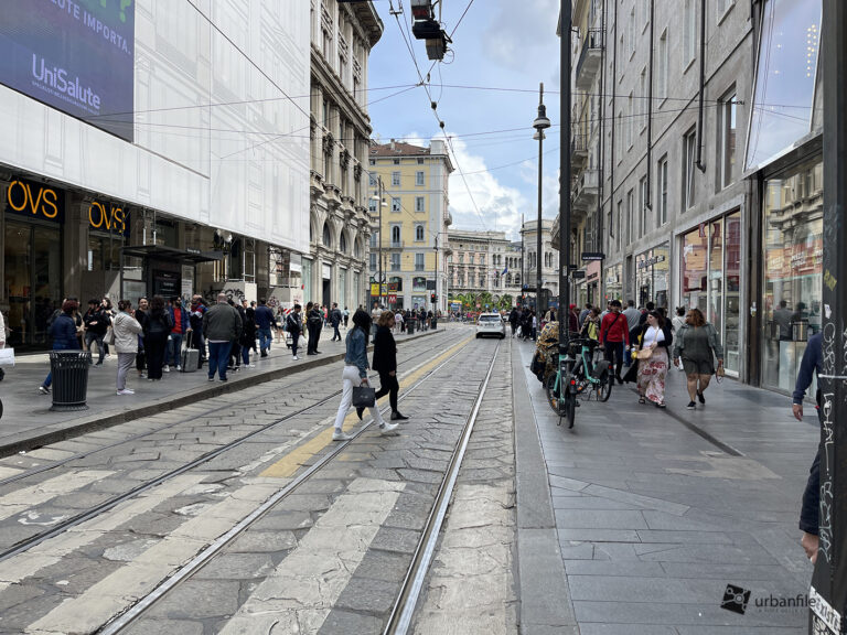 Milano | Cinque Vie – La difficile Via Torino: pedoni, ciclisti ...
