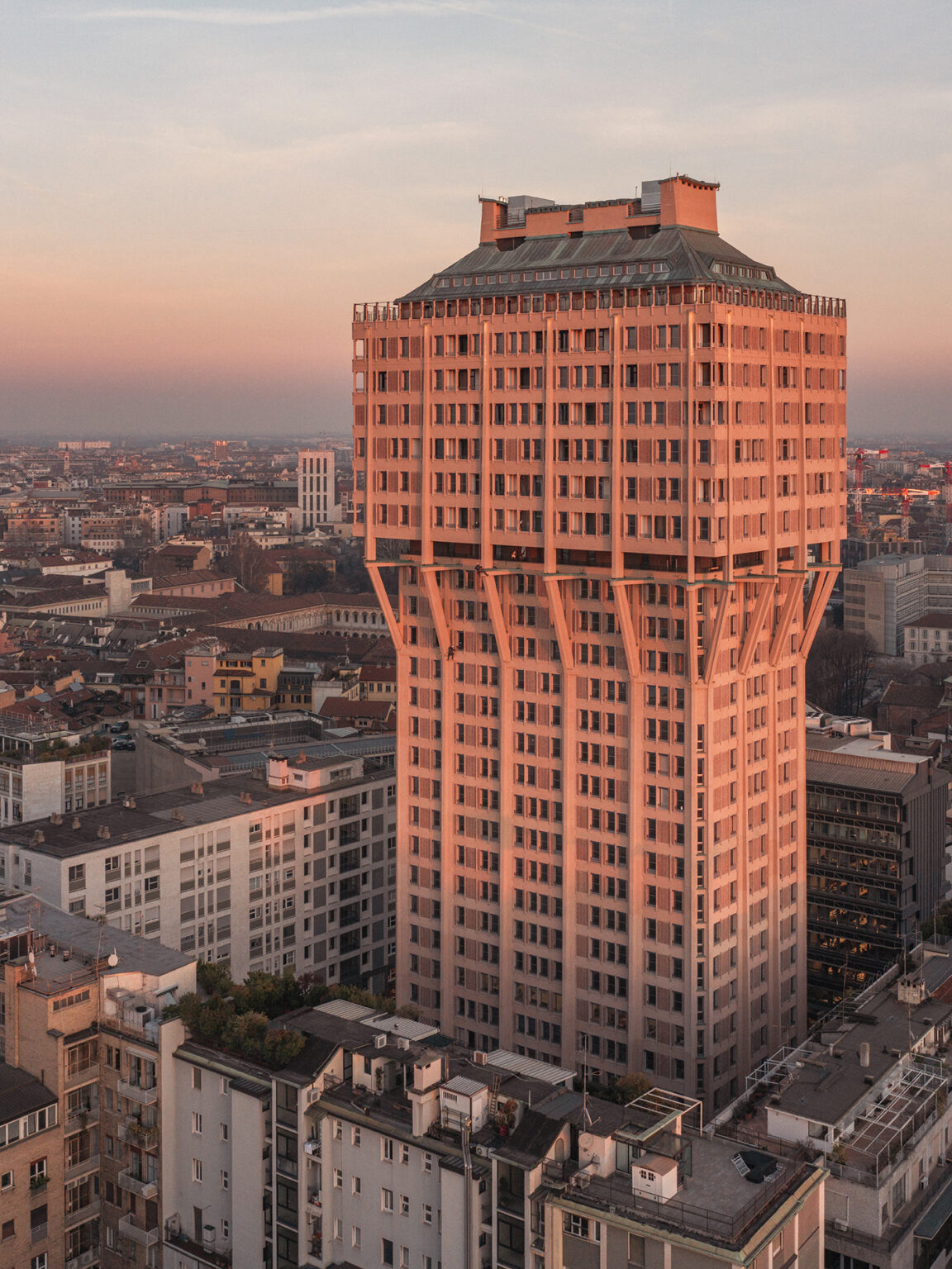 Milano | Centro Storico – La Torre Velasca torna a splendere: un’icona ...