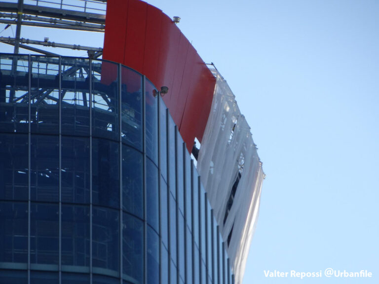 2025-08-08 urbanfile milano fiera citylife torre hadid generali insegna ...