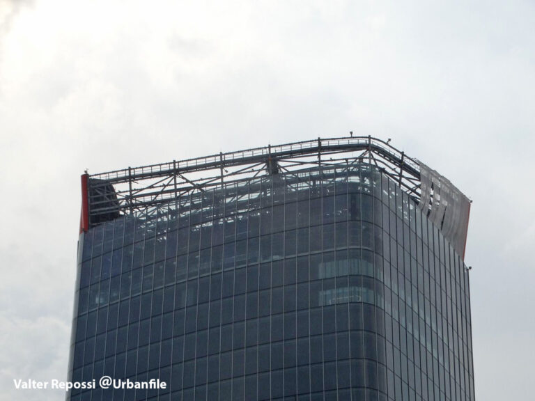 2025-08-08 urbanfile milano fiera citylife torre hadid generali insegna ...