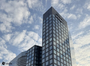 Milano | Porta Nuova - Prime lettere dell'insegna corporate di KPMG ...