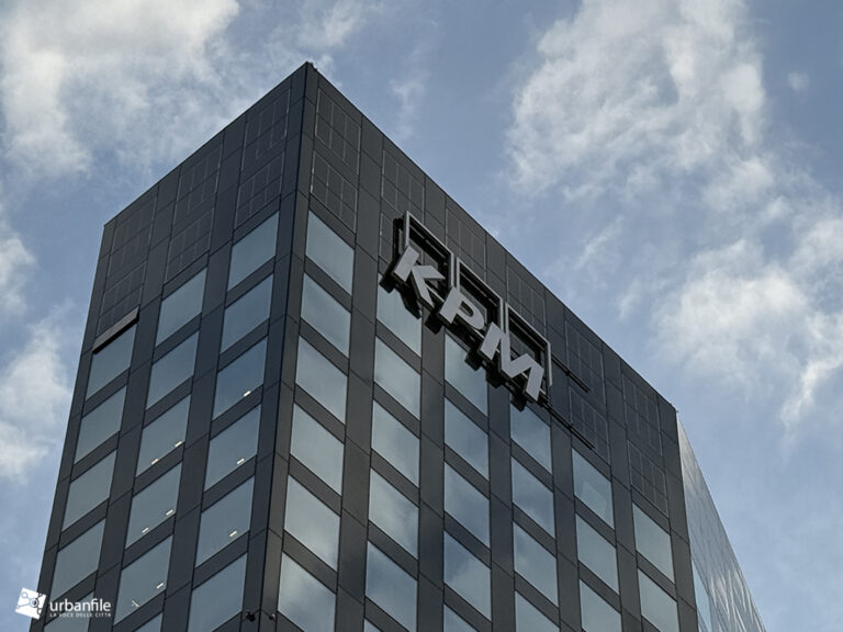 Milano | Porta Nuova - Prime lettere dell'insegna corporate di KPMG ...
